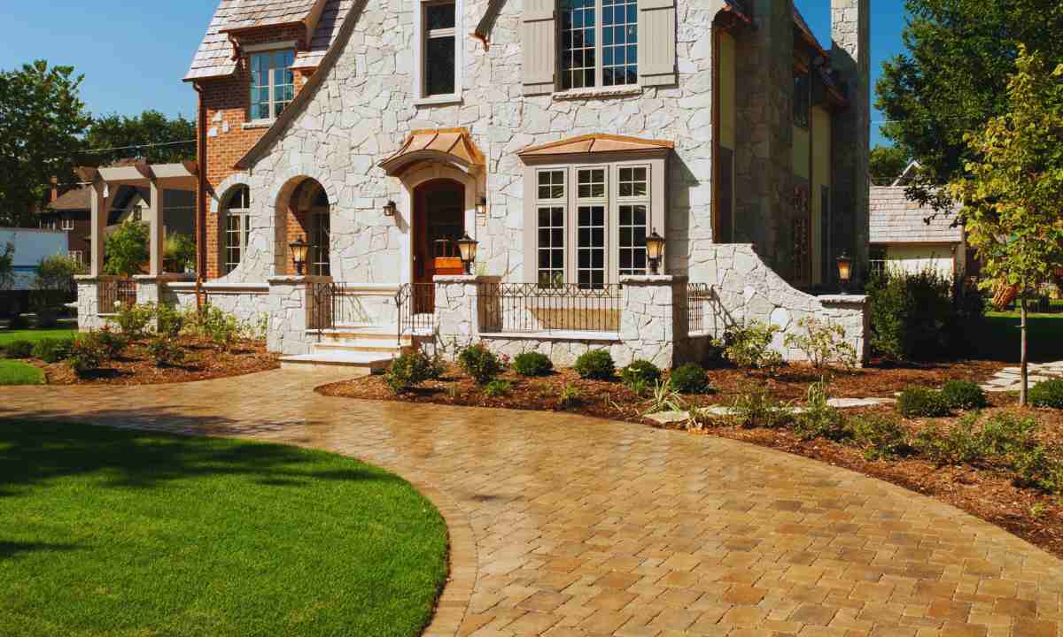 7 Driveway Paver Designs for St. Louis Homes That Last